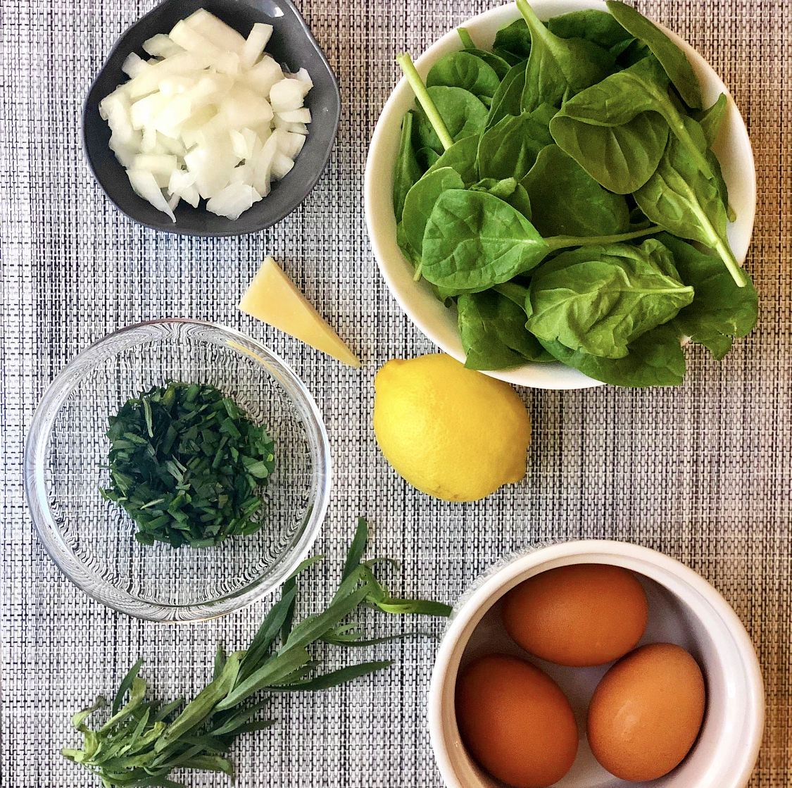 Flat omelet with spinach and herbs – cooking with leeks
