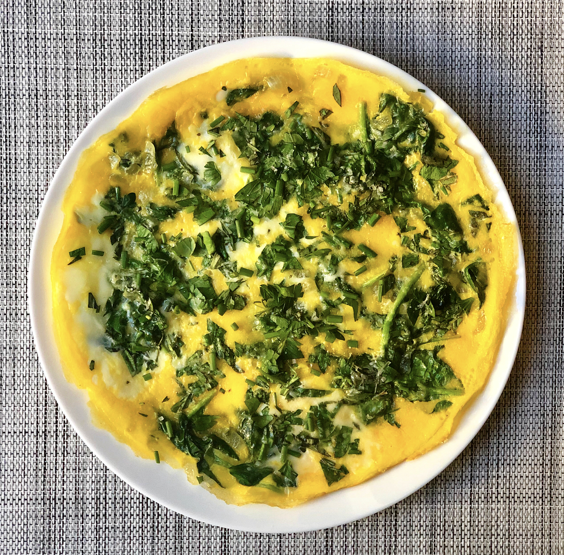 Flat omelet with spinach and herbs – cooking with leeks